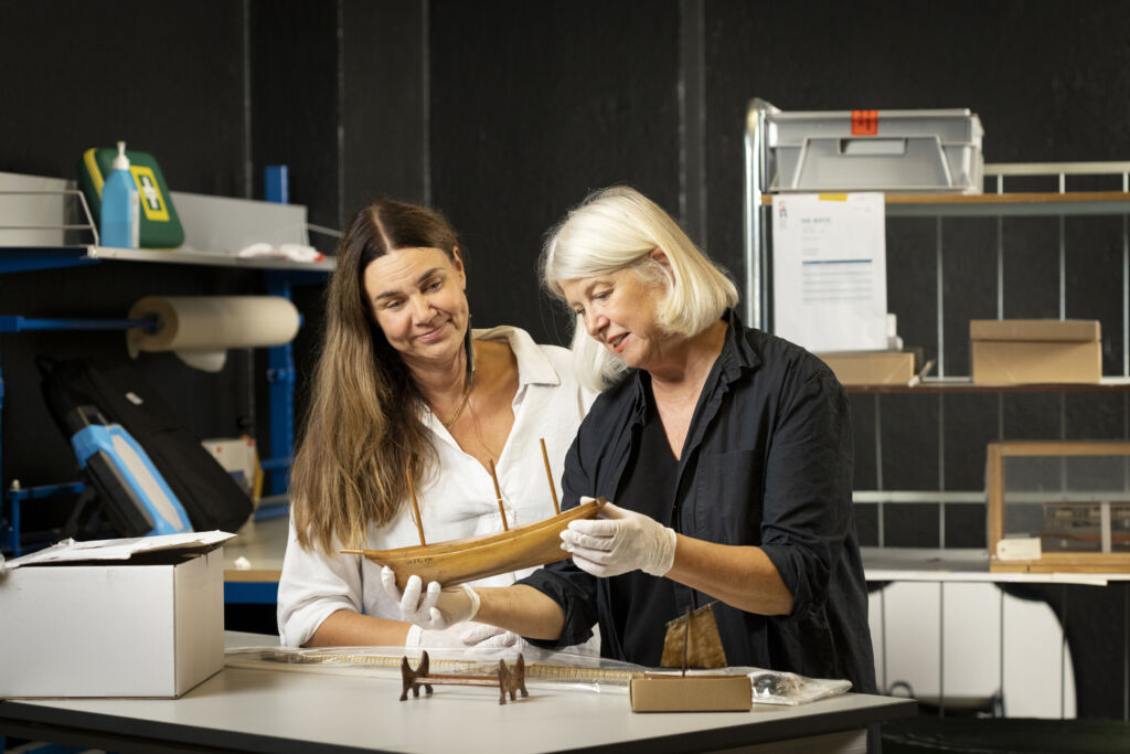 Bakom kulisserna på nya basutställningen Hav av historier ...